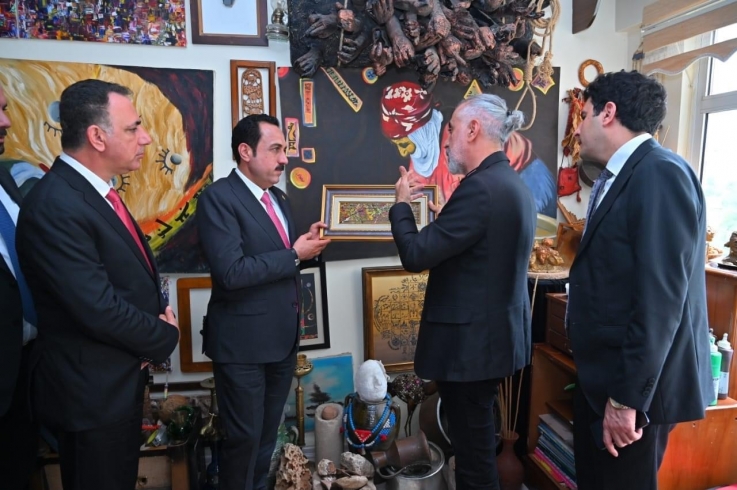 Diyarbakir.. The Governor of Erbil visits the Kurdish fine artist ...